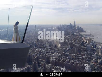 The thrilling glass-floor of "Edge" - the highest outdoor sky deck in ...