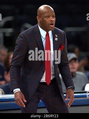 St. John's head coach Mike Anderson applauds during the second half of ...
