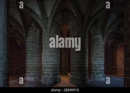 Mont-Saint-Michel, Klosterberg, Krypta der wuchtigen Säulen erbaut ...