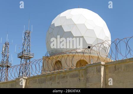 Air Traffic Control radar antenna at London Heathrow Airport LHR UK is ...
