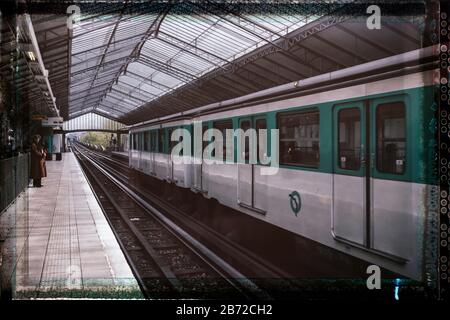 Paris Metro train stopped in station Stock Photo - Alamy