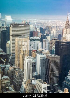 The Pan Am building with its rooftop heliport in mid-Manhattan, New ...