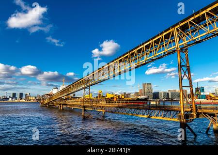CEMEX Angerstein Aggregates Wharf & Concrete Plant, London, UK Stock ...