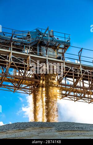 CEMEX Angerstein Aggregates Wharf & Concrete Plant, London, UK Stock ...