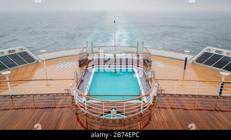 Swimming pool on the Cunard Line Queen Elizabeth Ship Stock Photo - Alamy
