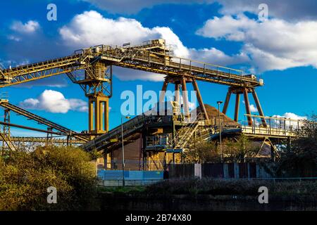 CEMEX Angerstein Aggregates Wharf & Concrete Plant, London, UK Stock ...