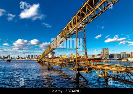 CEMEX Angerstein Aggregates Wharf & Concrete Plant, London, UK Stock ...