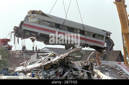 A crane lifts a destroyed ICE wagon on 06.06.1998 in Eschede. 102 ...