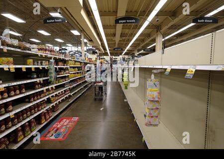 Empty paper towell roll on wooden table. Selective focus Stock Photo ...