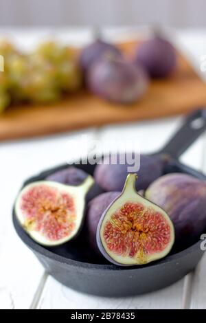 Fresh and ripe figs in a frying pan Stock Photo - Alamy