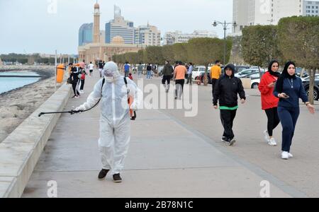 (200314) -- KUWAIT CITY, March 14, 2020 (Xinhua) -- A police officer ...