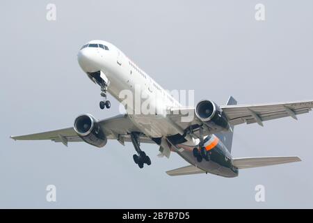 Boeing 757 landing gear Stock Photo: 63077964 - Alamy