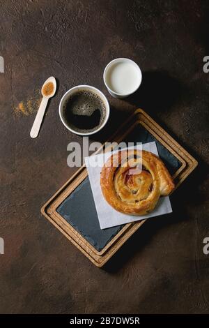 Paper cup of coffee on a wooden table near a fern plant Stock Photo - Alamy