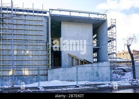 Concrete formwork with a folding mechanism and floor beams on ...