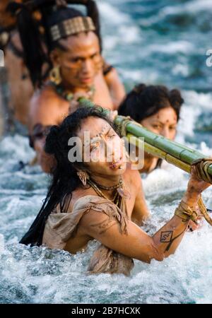 MAYRA SERBULO, ARIEL GALVAN, APOCALYPTO, 2006 Stock Photo - Alamy