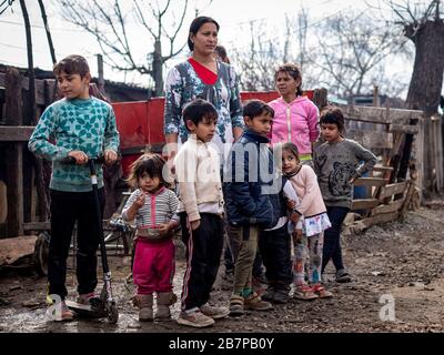 Romani family from the gypsy village of Gigikhana near Bukhara, Uzbekistan Stock Photo - Alamy