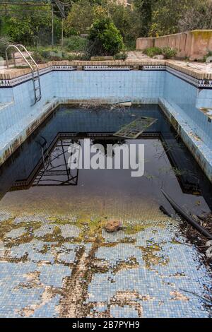 An abandoned swimming pool Stock Photo - Alamy