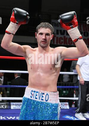 Steve O'Meara (light blue shorts) defeats Terry Carruthers in a Light ...