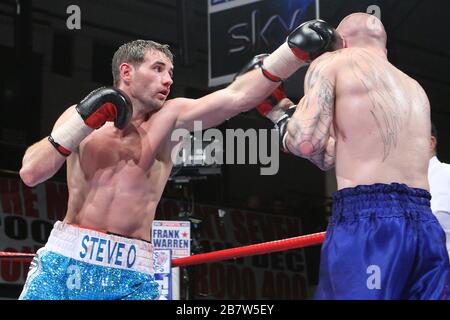 Steve O'Meara (light blue shorts) defeats Terry Carruthers in a Light ...