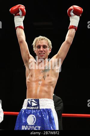 Ashley Sexton (blue shorts) defeats Darli Gonclaves Pires in a ...