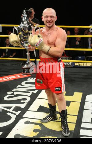 Gavin Rees (red shorts) defeats Colin Lynes in the Final of ...