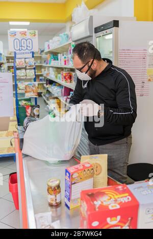 Cashier in protective gloves working with takeaway orders at cafe Stock ...