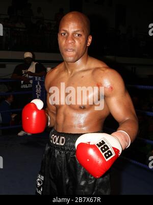 Leon Williams (black shorts) defeats JJ Ojuederie in a Cruiserweight ...