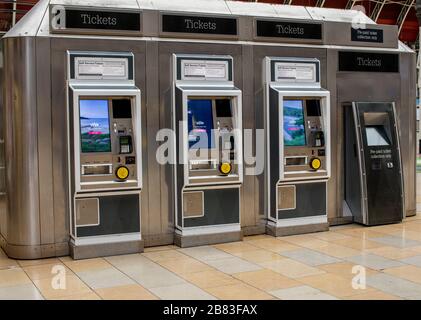 ticket machines at london bridge railway station Stock Photo - Alamy