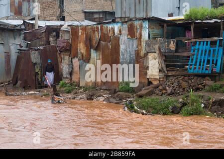 KENYA, Nairobi, Mathare Slum, water kiosk / KENIA, Nairobi, Stadtteil ...