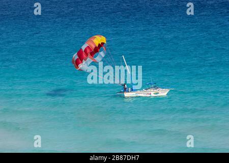Parasailing boat on the waters of a beach in the Hotel Zone, Cancun ...