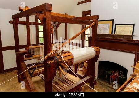 Colonial Williamsburg weaver shop Stock Photo - Alamy