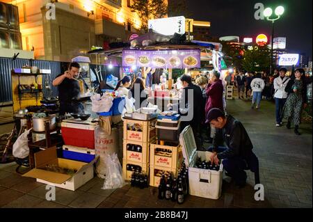 People eating Yatai mobile food stall at night in Fukuoka Stock Photo ...