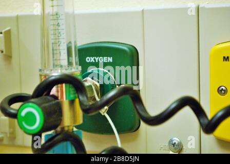 Oxygen port pressure regulator flow meter in the emergency room Stock ...
