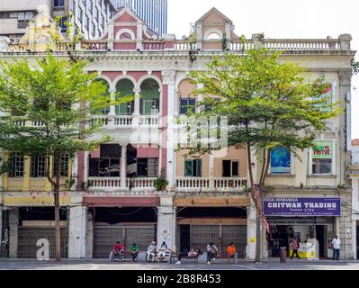 Shoppers and shophouses in Medan Pasar Old Market Square Chinatown ...