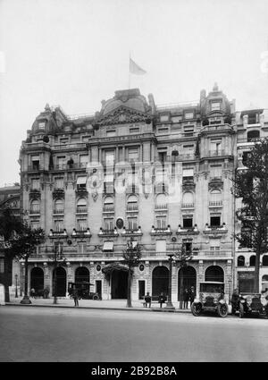Claridge Hotel Champs Elysees Paris France Stock Photo - Alamy