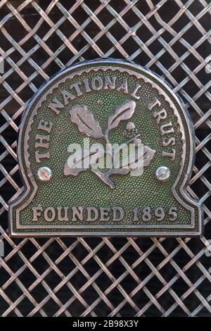 austin morris badge on a morris minor car bonnet Stock Photo - Alamy