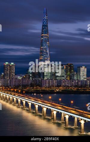 Night view of Jamsil bridge, Lotte World Tower skyscraper and Han River ...