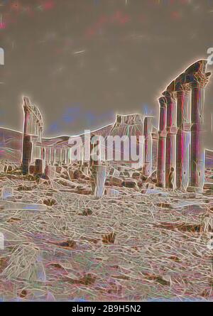 Palmyra (Tadmor). Looking along colonnade to Turkish castle Stock Photo ...
