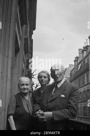 Arthur Guéniot. Three people on a balcony (Guéniot and family) "Trois ...