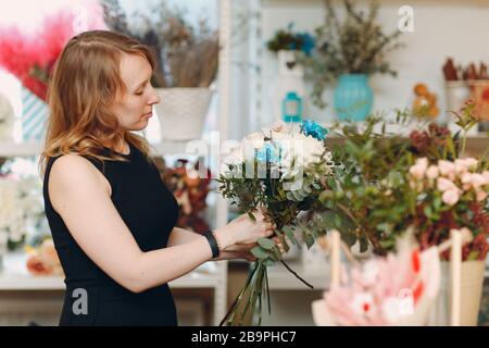 Florist makes a bouquet Stock Photo - Alamy