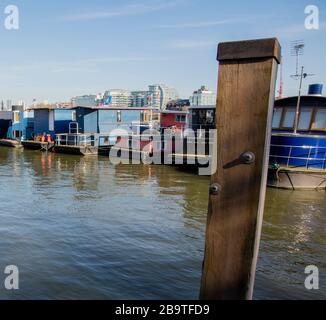 Houseboats moored on Cheyne Wharf, on the River Thames by Chelsea ...