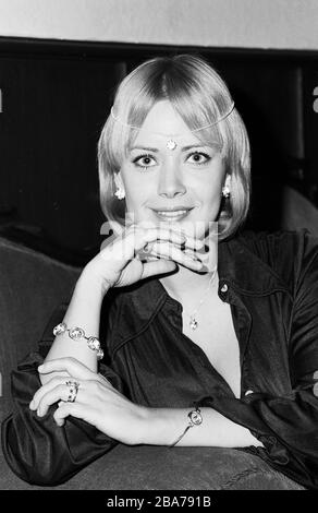 Fotoshooting mit der schwedischen Sängerin Siw Inger mit Stirnschmuck ...