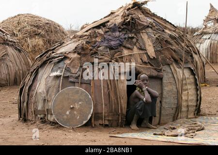 Building a Daasanach tribe hut Photographed in the Omo Valley, Ethiopia ...