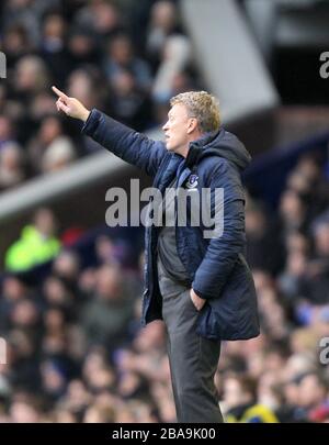 David Moyes manager of Everton gives his team instructions during the ...