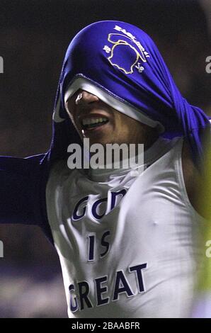 Everton's Steven Pienaar (l) celebrates with a "God is Great" shirt ...