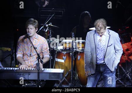 Emmanuel y Alexander Acha, durante su concierto en el palenque de la ...