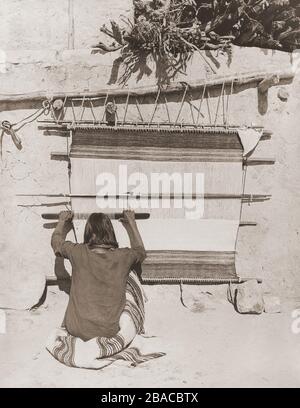 Hopi Indian man weaving a blanket, ca.1900 Stock Photo - Alamy