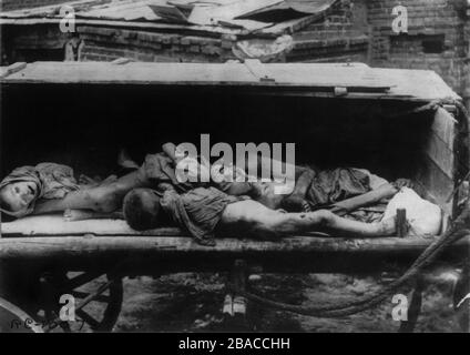Victims of the 1921 famine in Russia Stock Photo - Alamy