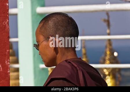 Buddhist nun meditating Stock Photo - Alamy