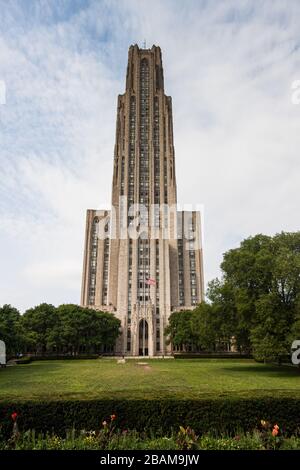 The Cathedral of Learning tower at the University of Pittsburgh ...
